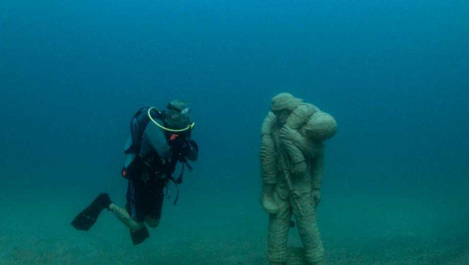 Underwater memorial honors US military veterans