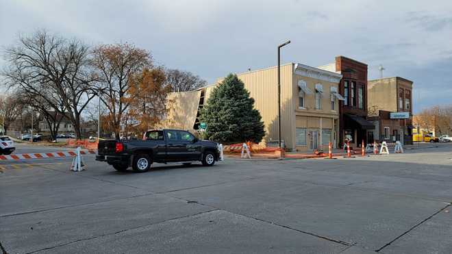 Webster City building collapsing