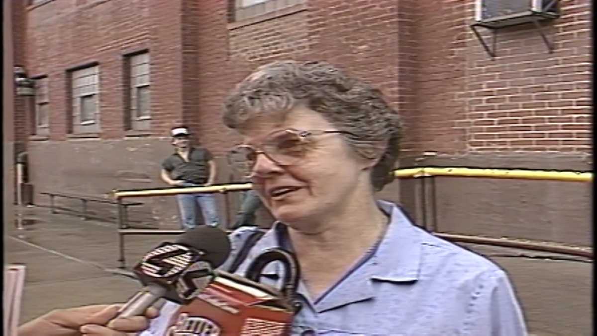 Workers bid farewell to Pittsburgh's Clark candy factory (1986)