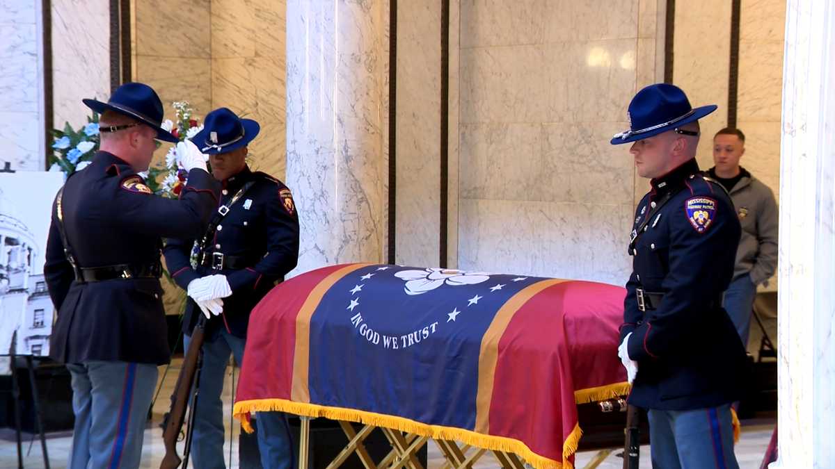 Trailblazer lies in state at the state Capitol