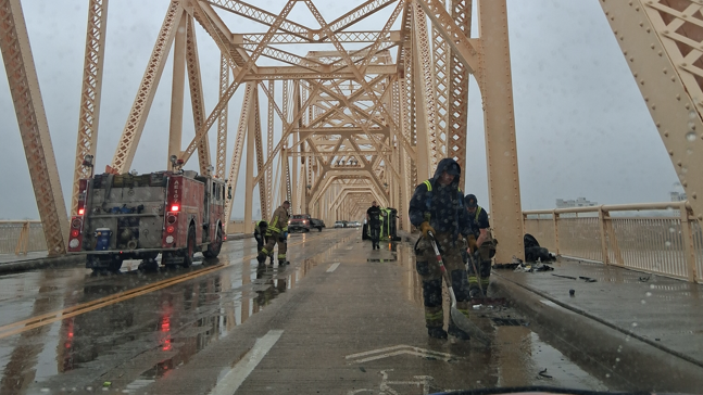 Clark Memorial Bridge crash leaves 2 people hospitalized