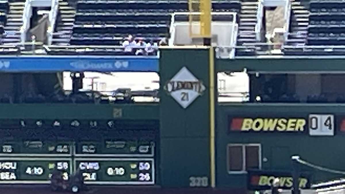Roberto Clemente sign returns to PNC Park wall in Pittsburgh