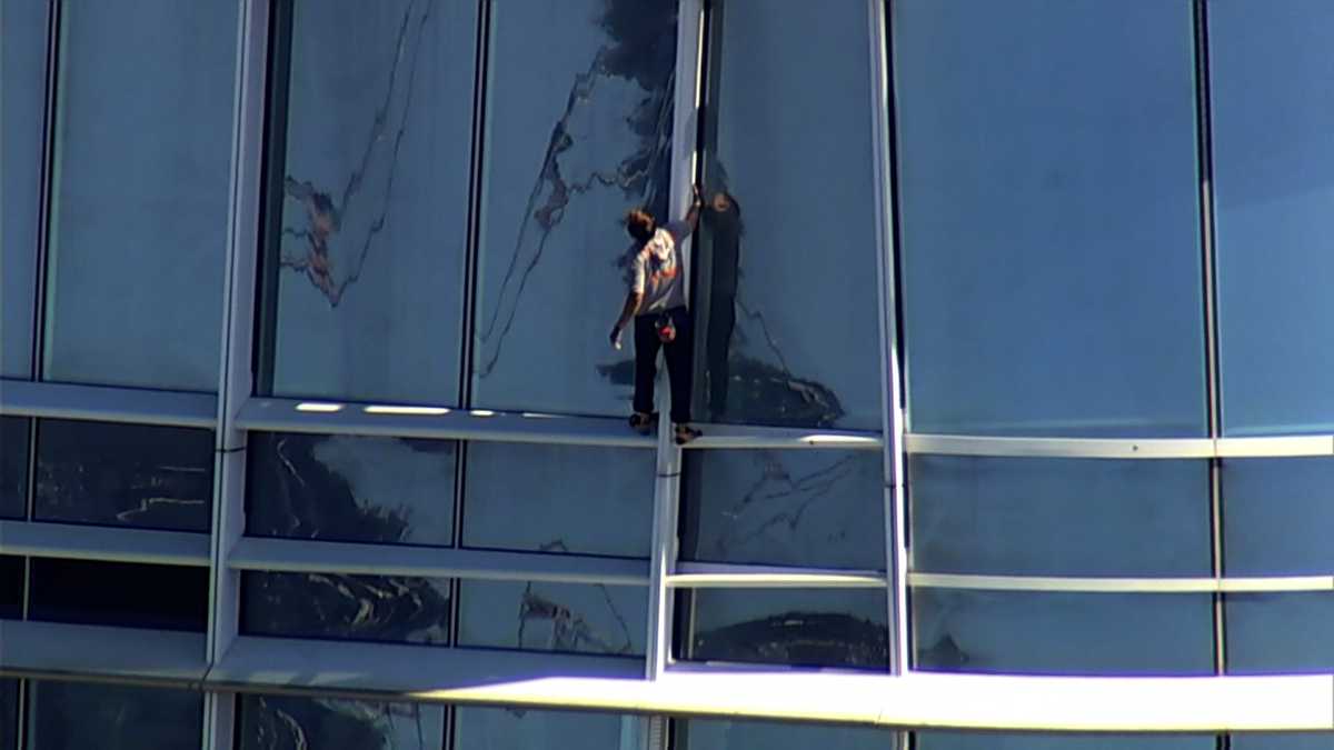 Police arrest man who free climbed up 1,070-foot-tall building