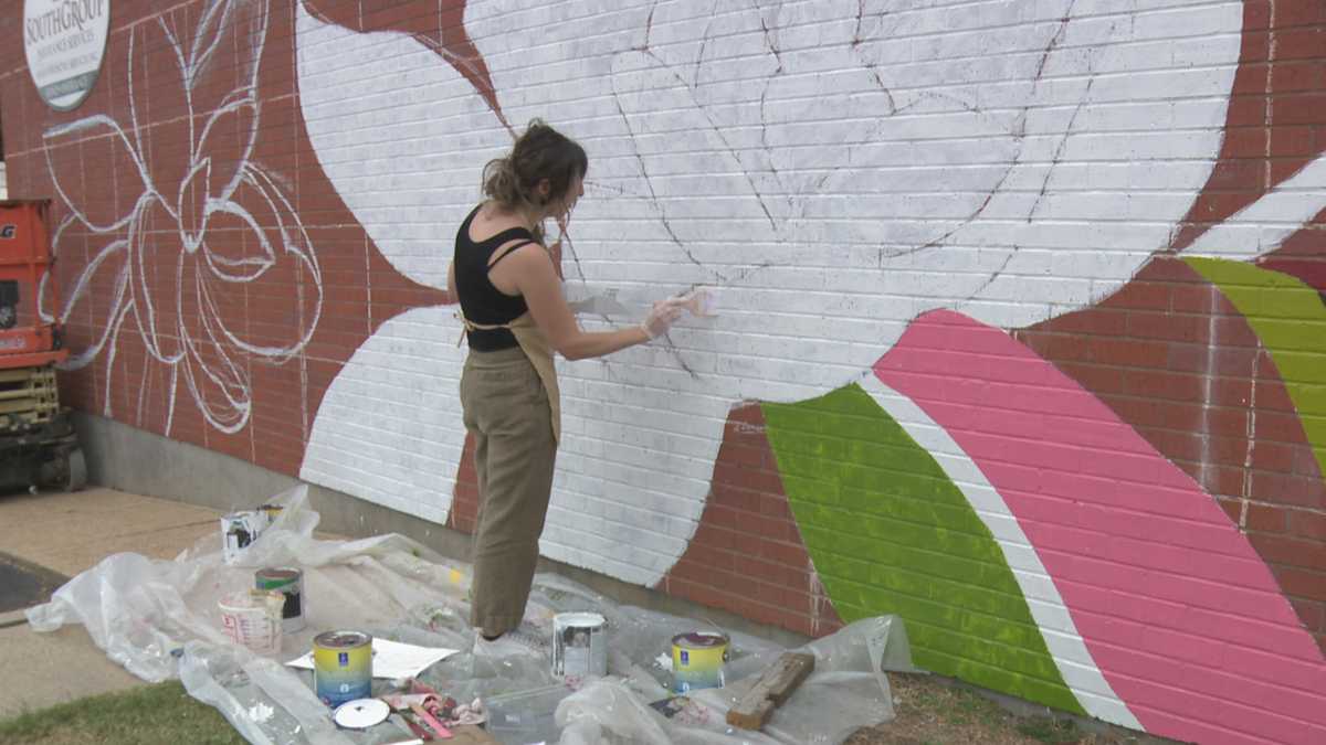 Magnolia mural sprouting up in Clinton