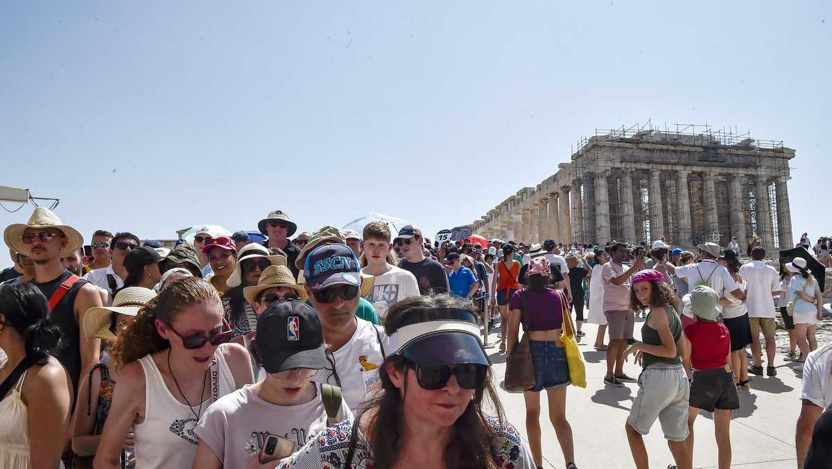 Greece starts limiting Acropolis daily visitors to tackle overtourism