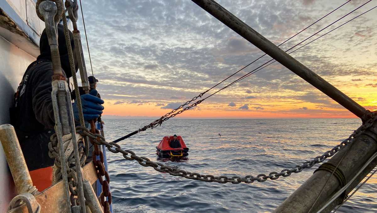 Man missing at sea for 2 weeks found alive off Washington coast