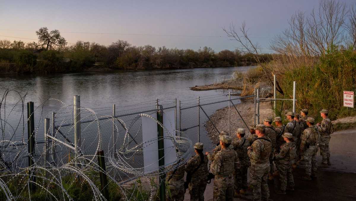 Official Texas Authorities Arrest Migrants Near Us Mexico Border