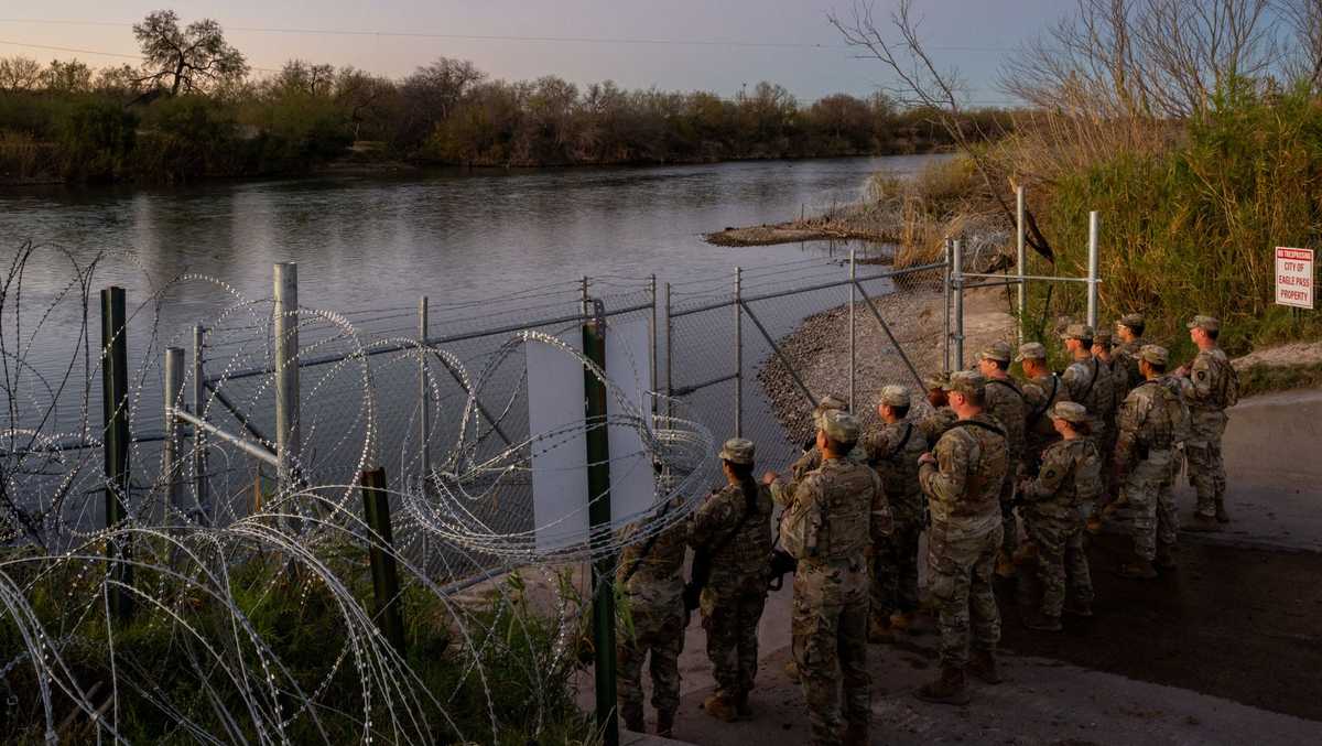 Official Texas Authorities Arrest Migrants Near Us Mexico Border
