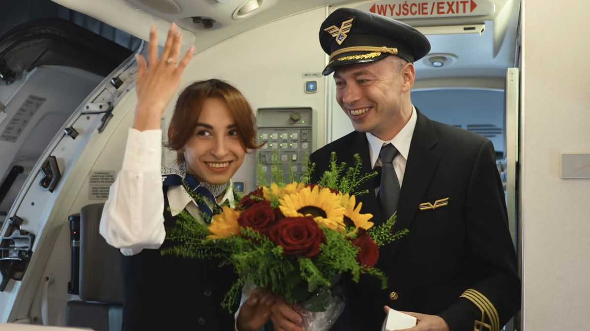 Pilot proposes to flight attendant girlfriend on plane