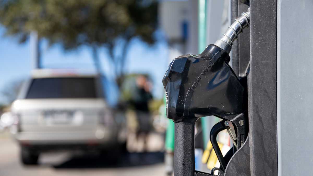 Gas prices fall below $3 nationwide