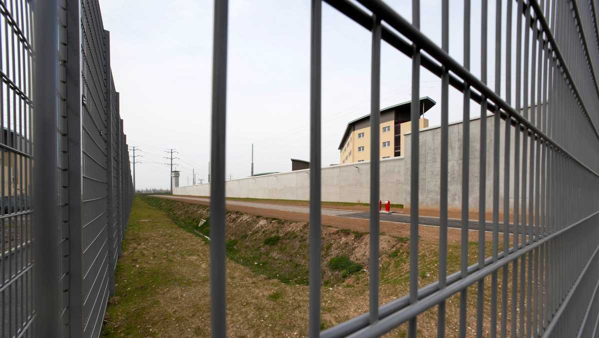 Prisoner in France escapes in his cellmate’s bag