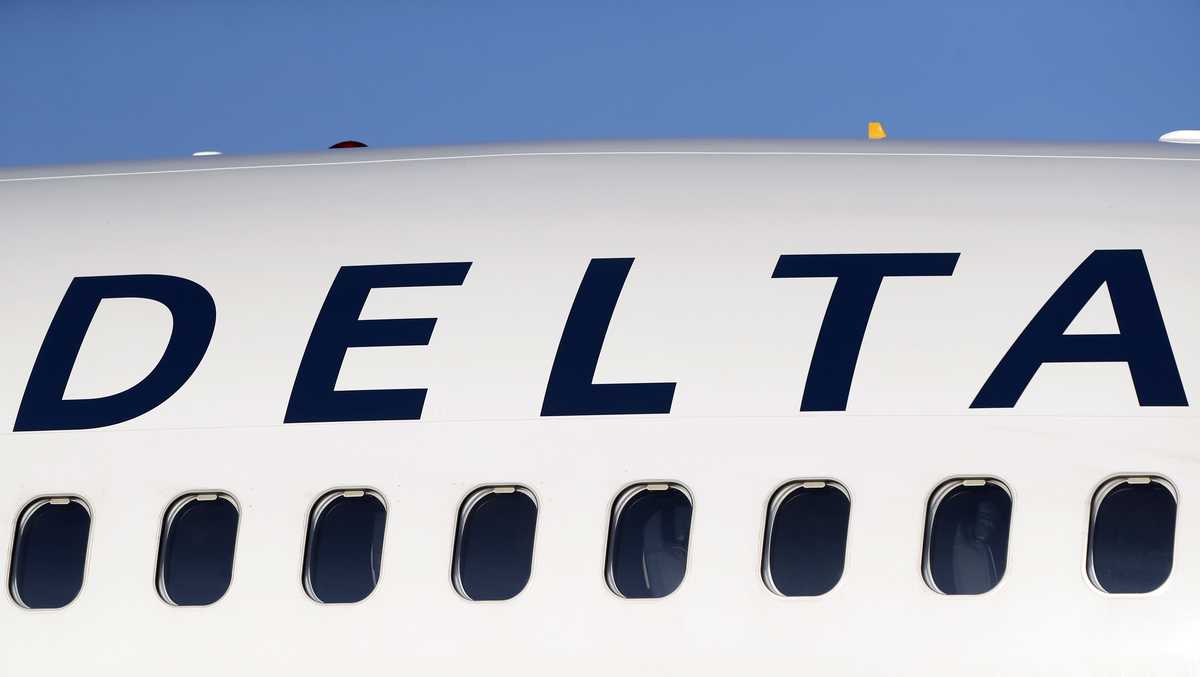 Delta plane clips empty jet at Atlanta airport