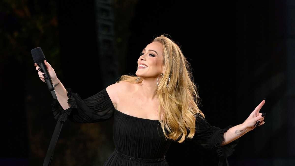 Adele stops Las Vegas show to tell security to leave a fan alone