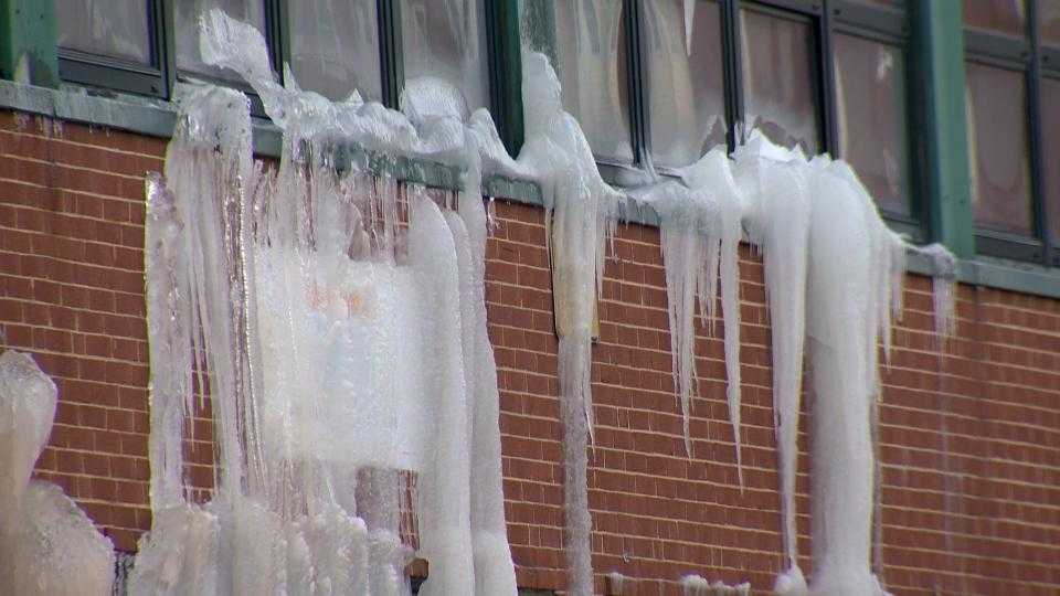 Governor, mayor meet over Baltimore's cold schools