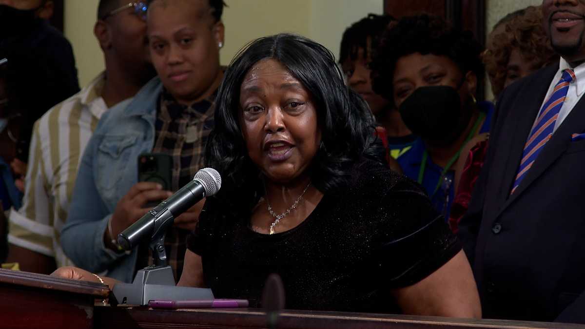 Savannah's Huxsie Scott receives proclamation from the mayor