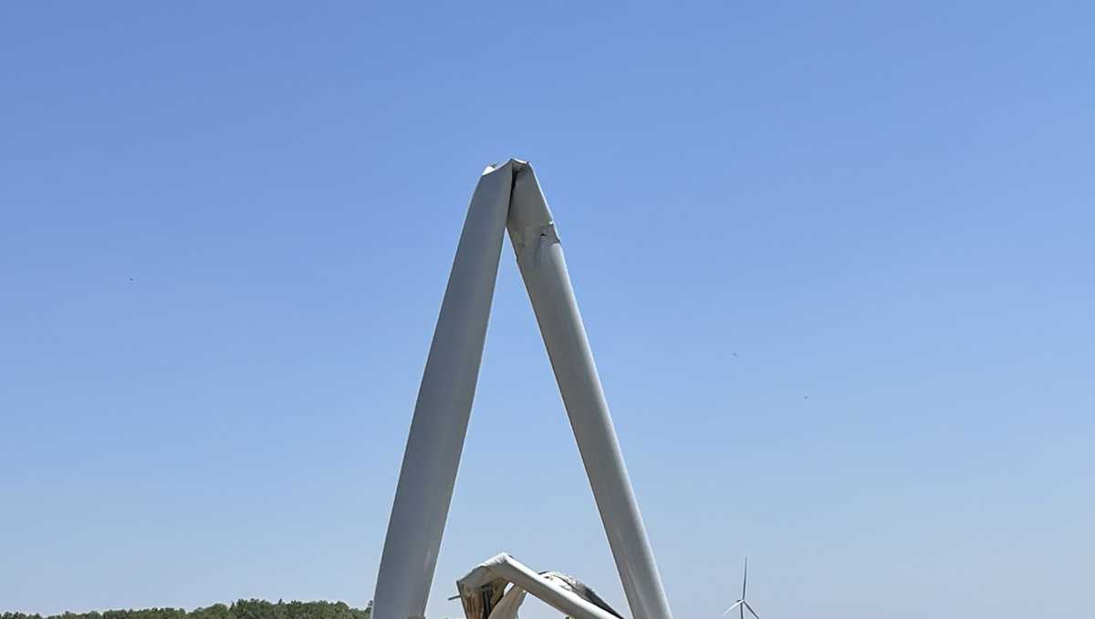 Wind turbine collapses in Major County, Oklahoma