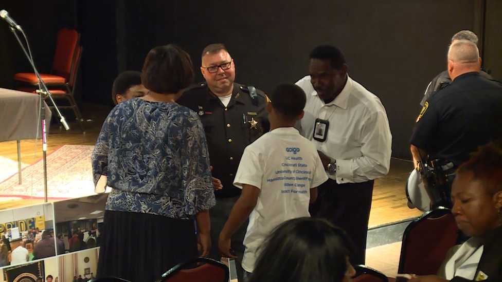 Community members meet with police to strengthen relations, stop violence