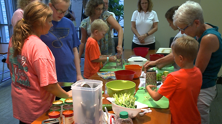 Cooking class teaches families healthy meals can taste good too