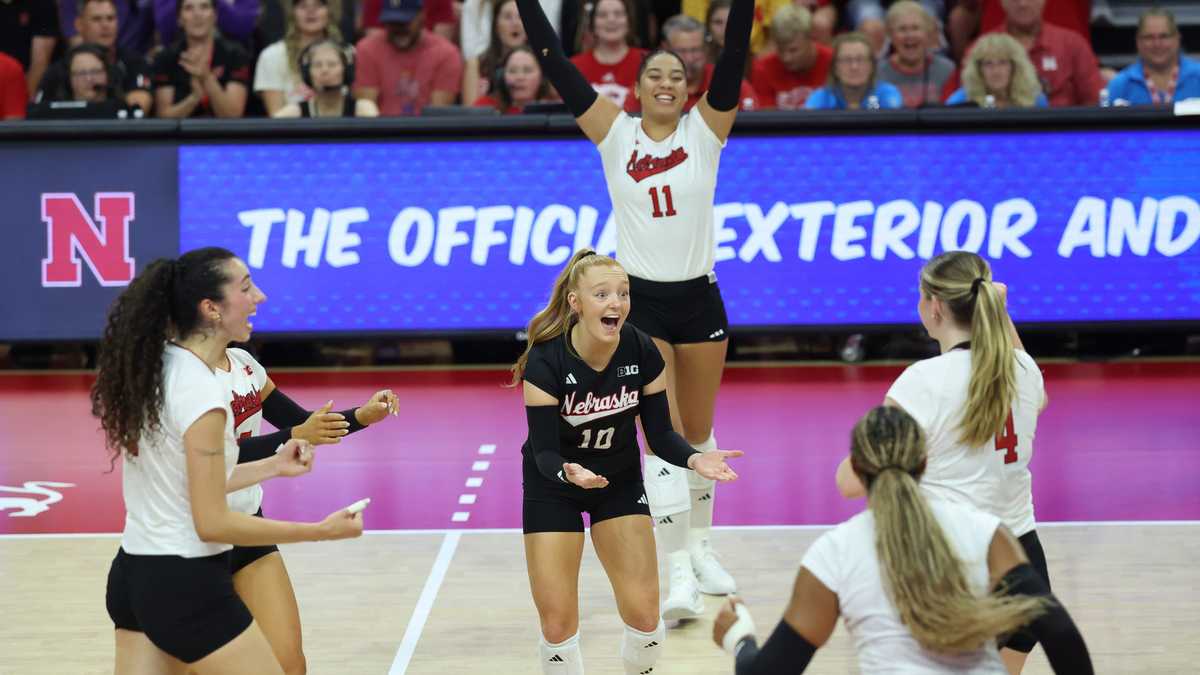 Nebraska Volleyball stays undefeated, sweeping GCU