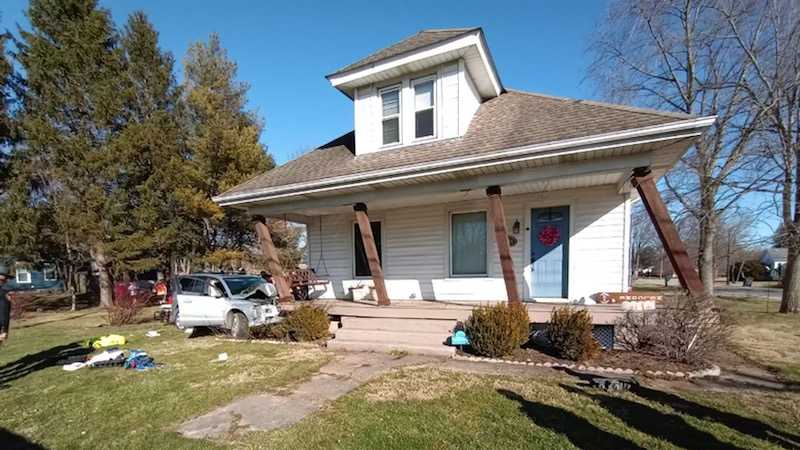 Crash into building, entrapment reported on Hamilton Richmond Road