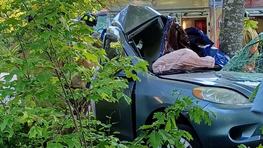 Man dead, woman thrown from car after hitting tree in Cushing