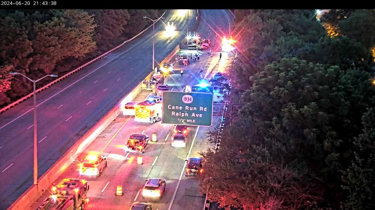 All lanes of I-264 W closed near Cane Run Road due to crash