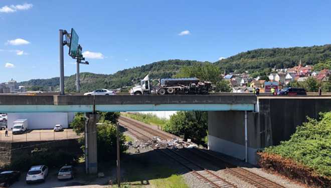 TARENTUM BRIDGE: Trailer leaning over side of Tarentum Bridge after ...