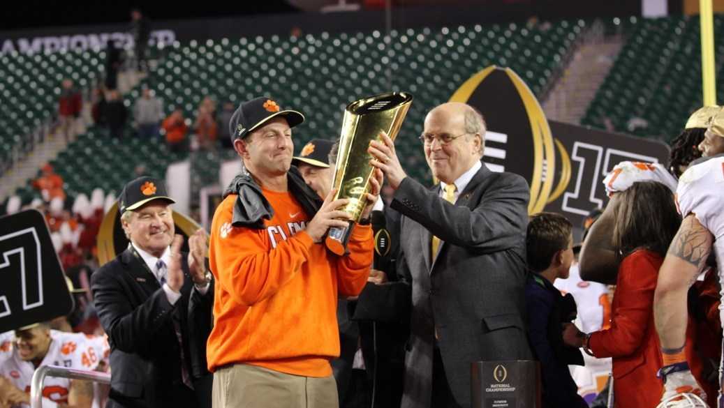 Clemson win puts Tigers atop 'Bama in final AP poll