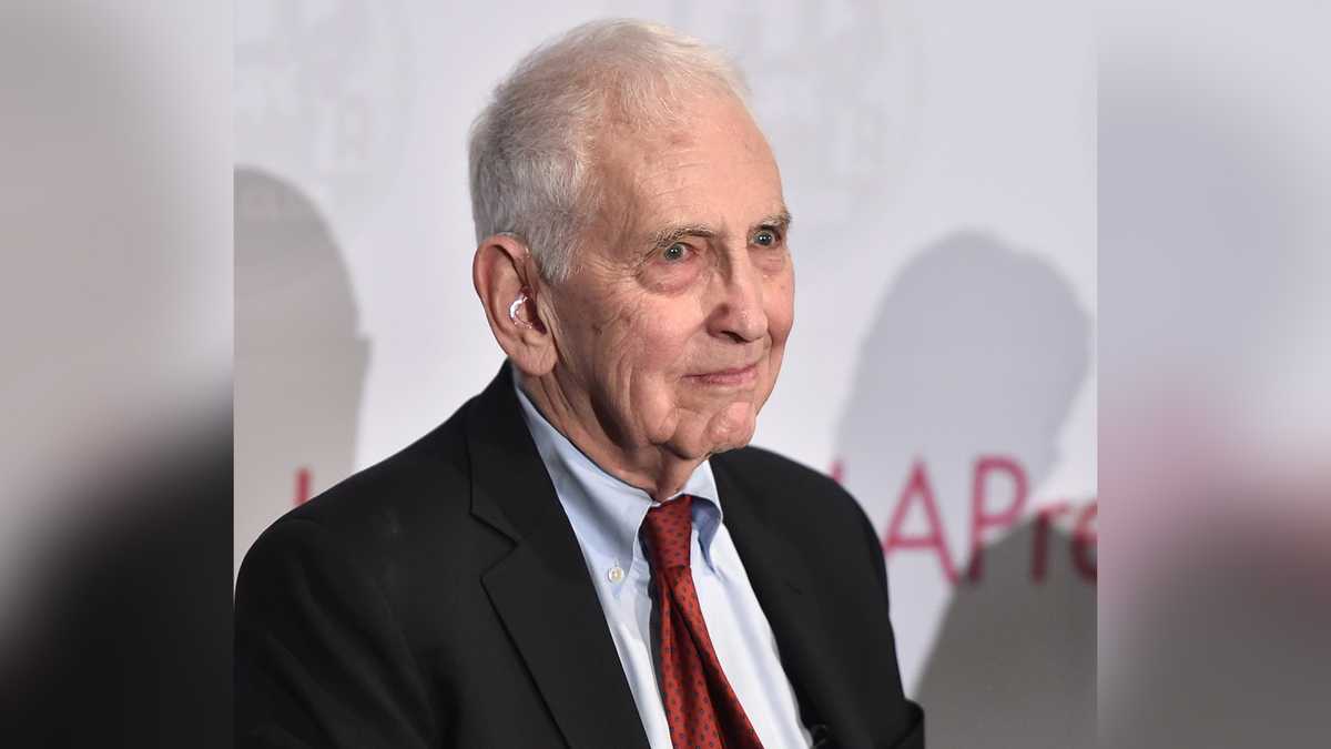 Daniel Ellsberg, who leaked Pentagon Papers, dies at 92