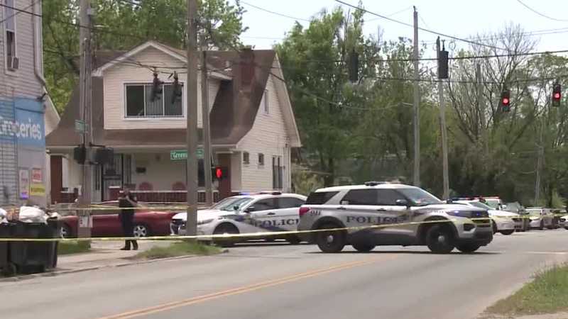 Man found shot to death inside Parkland corner store, LMPD says