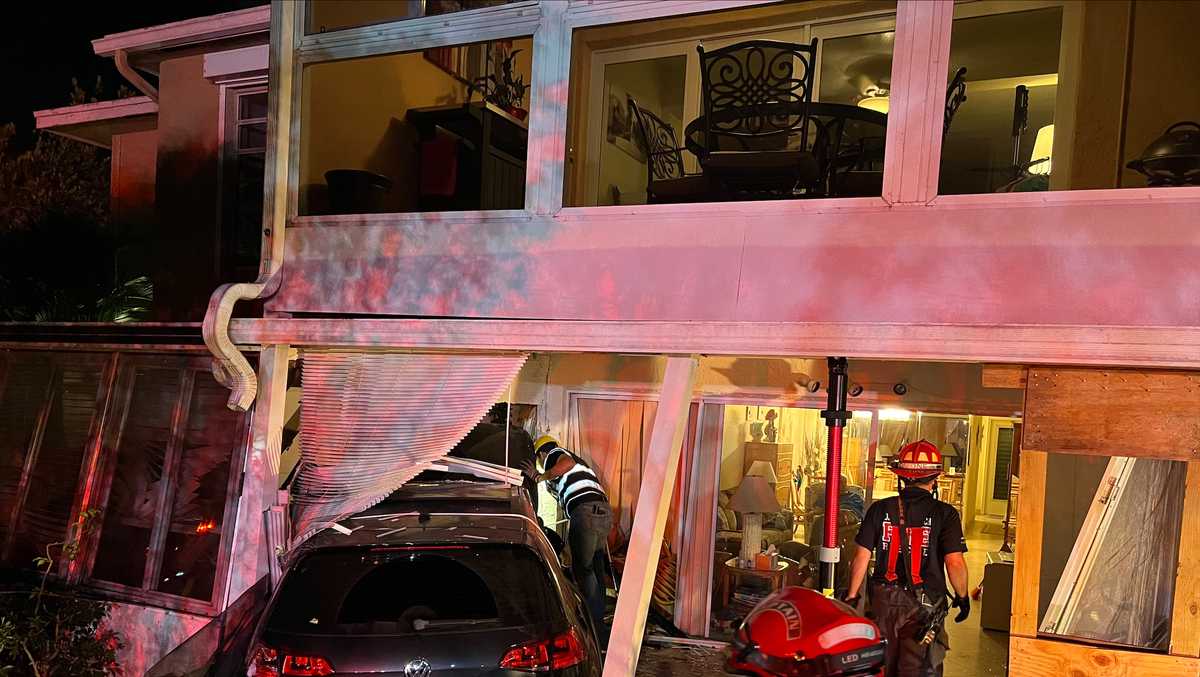 Driver extricated after crashing car into Florida home overnight