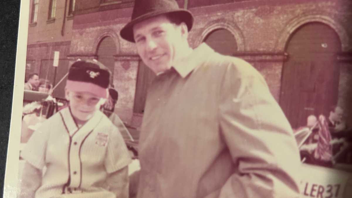 Fans remember Orioles legend Brooks Robinson through photos