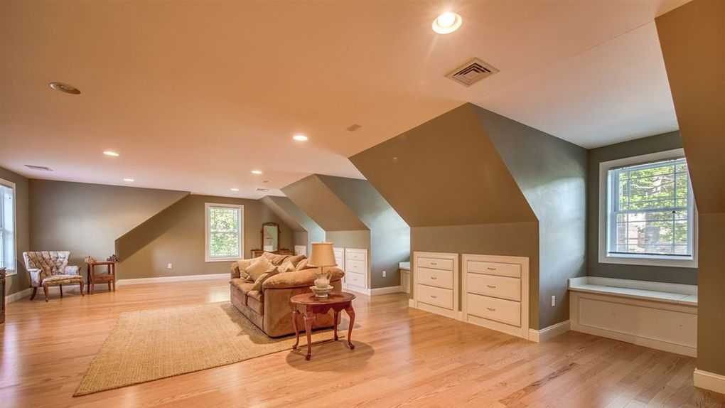 Mansion Monday: This lakeside home in Derry has it all