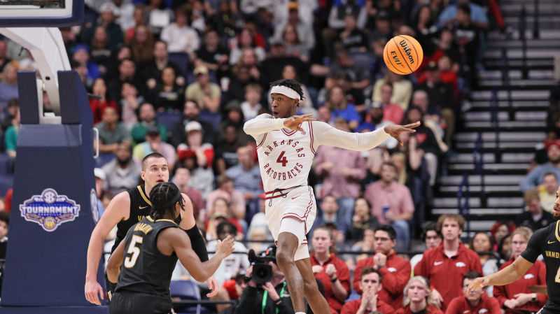 Arkansas Guard Davonte 'Devo' Davis has announced he will be entering ...