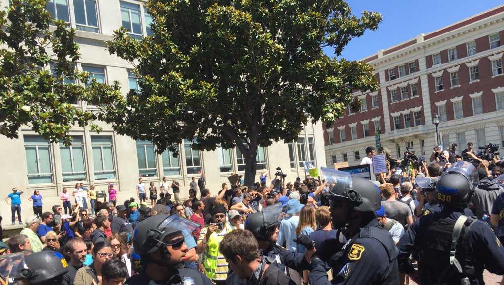 PHOTOS: Clashes break out during Berkeley protests