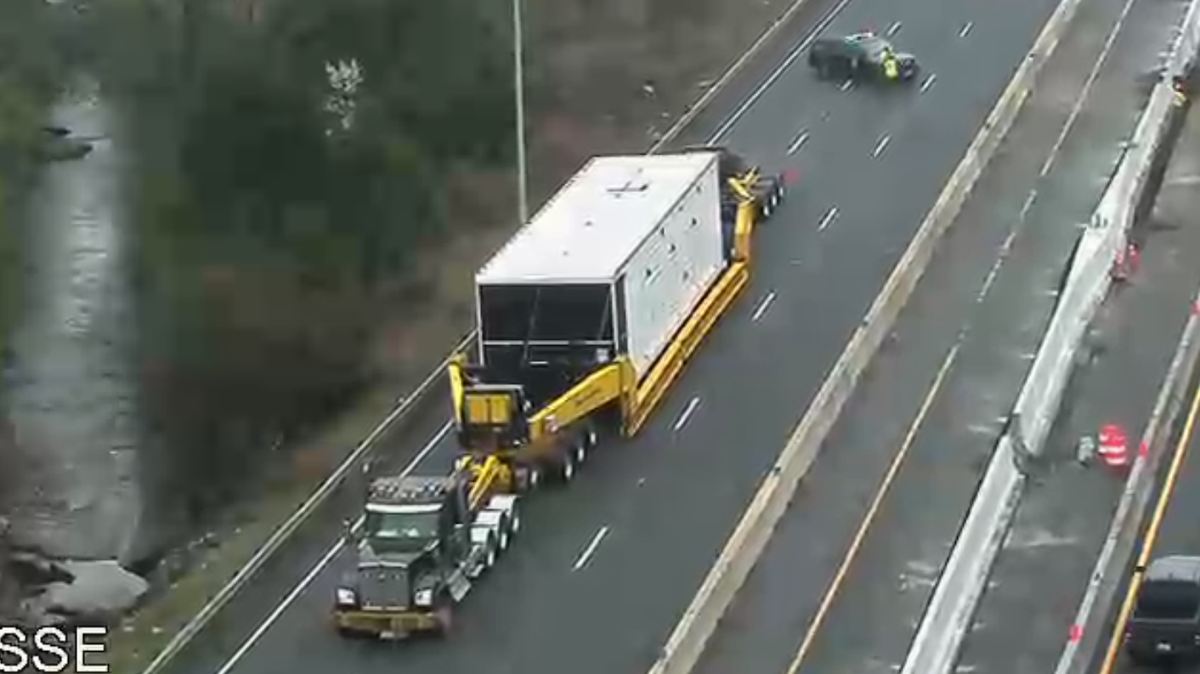 Disabled truck towing large, oversized load blocked Beltway