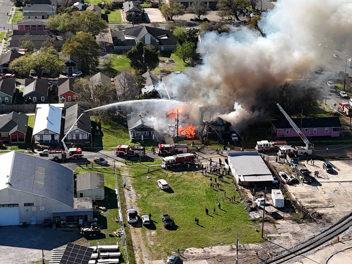 New Orleans Fire Department puts out fire that destroyed three homes in ...