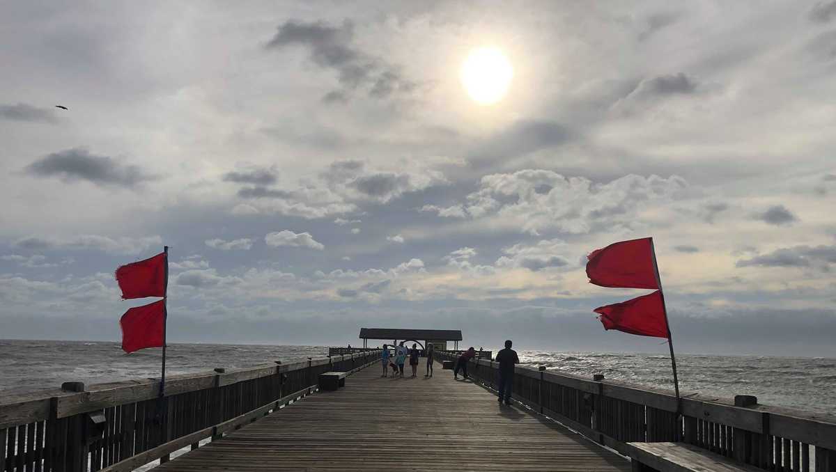 Tybee Island flying double red flags Sunday