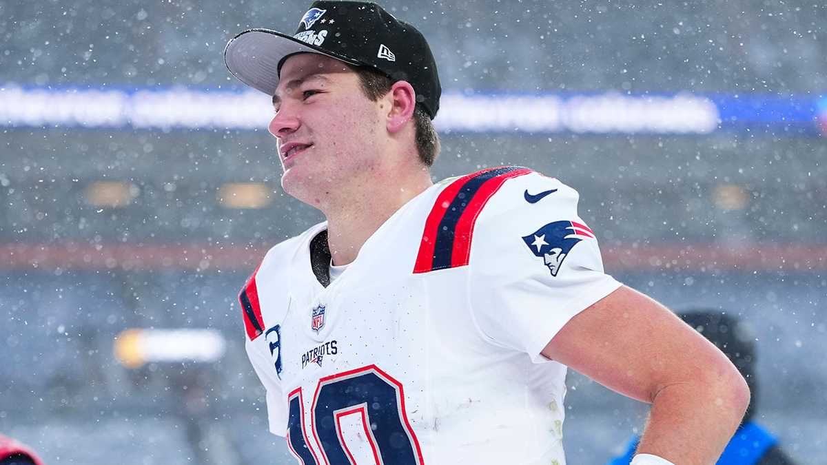 QB Drake Maye speaks amid questions about shoulder