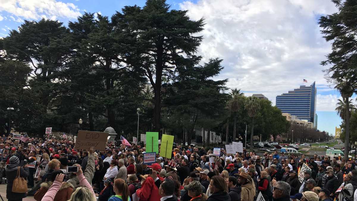 Hundreds rally at Capitol for Republican gubernatorial candidate