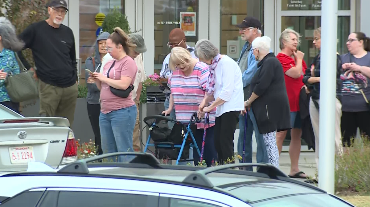 Oklahomans wait in long lines to participate in early voting