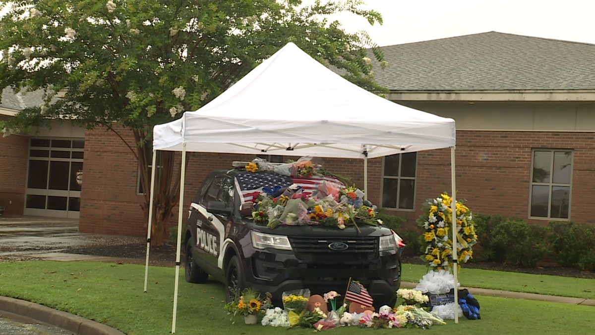 South Carolina: Woman charged, community mourns officer killed
