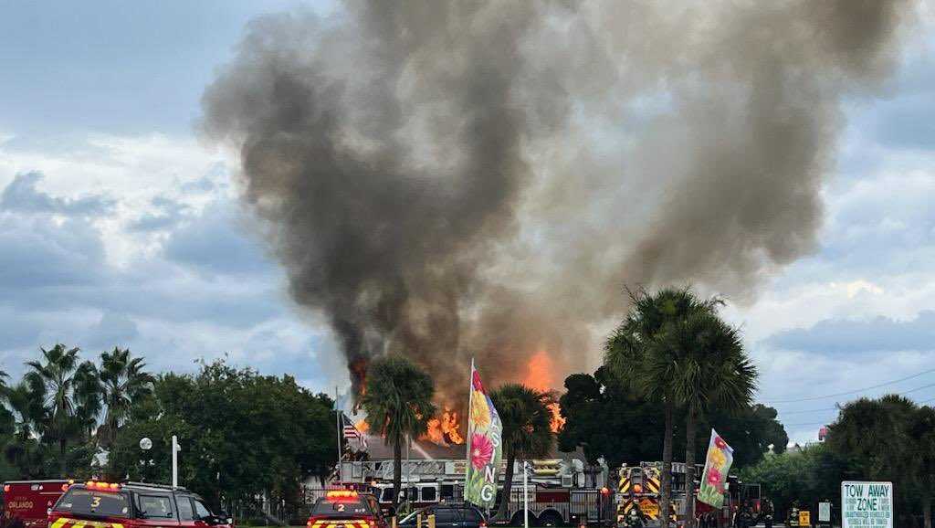 Orlando firefighters battle apartment clubhouse fire