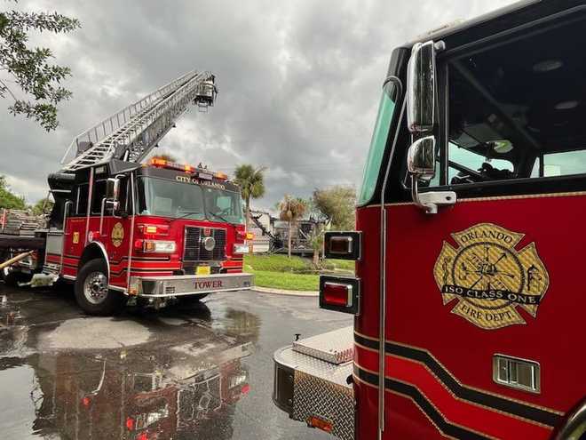 Orlando firefighters battle apartment clubhouse fire