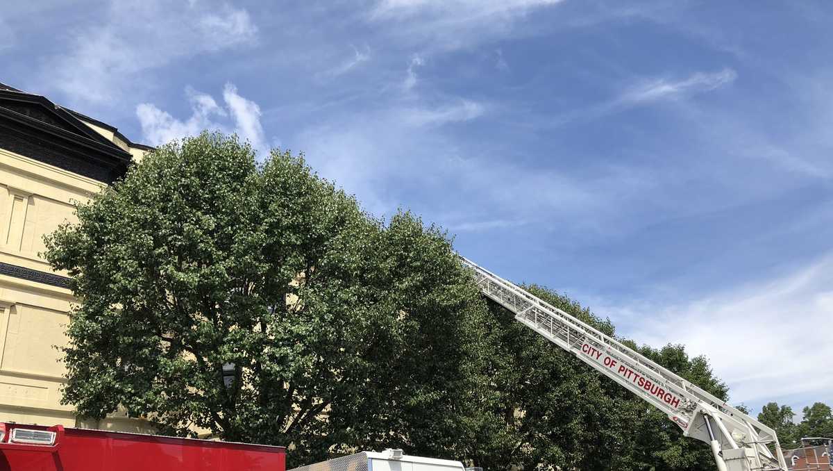 Crews battle fire at Highland Park apartment building