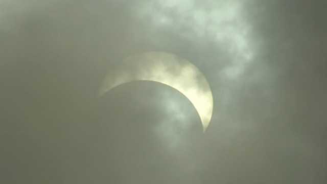 GOOD VIDEO: Expert shows how eclipse can burn eyes