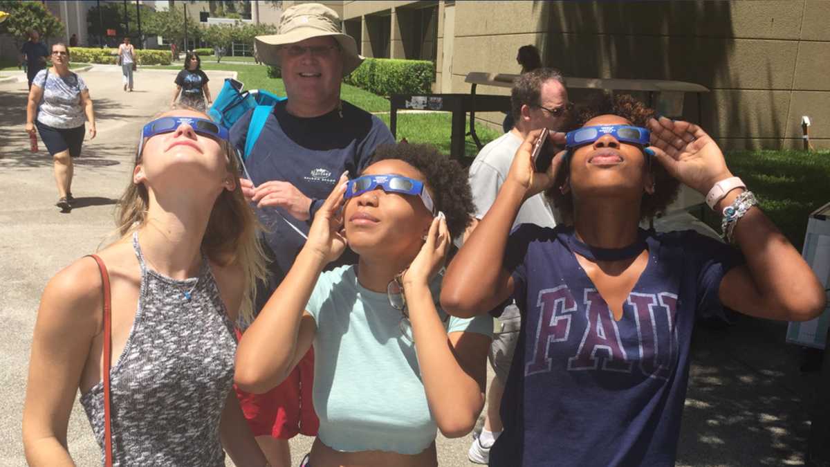 Hundreds attend solar eclipse viewing party at FAU