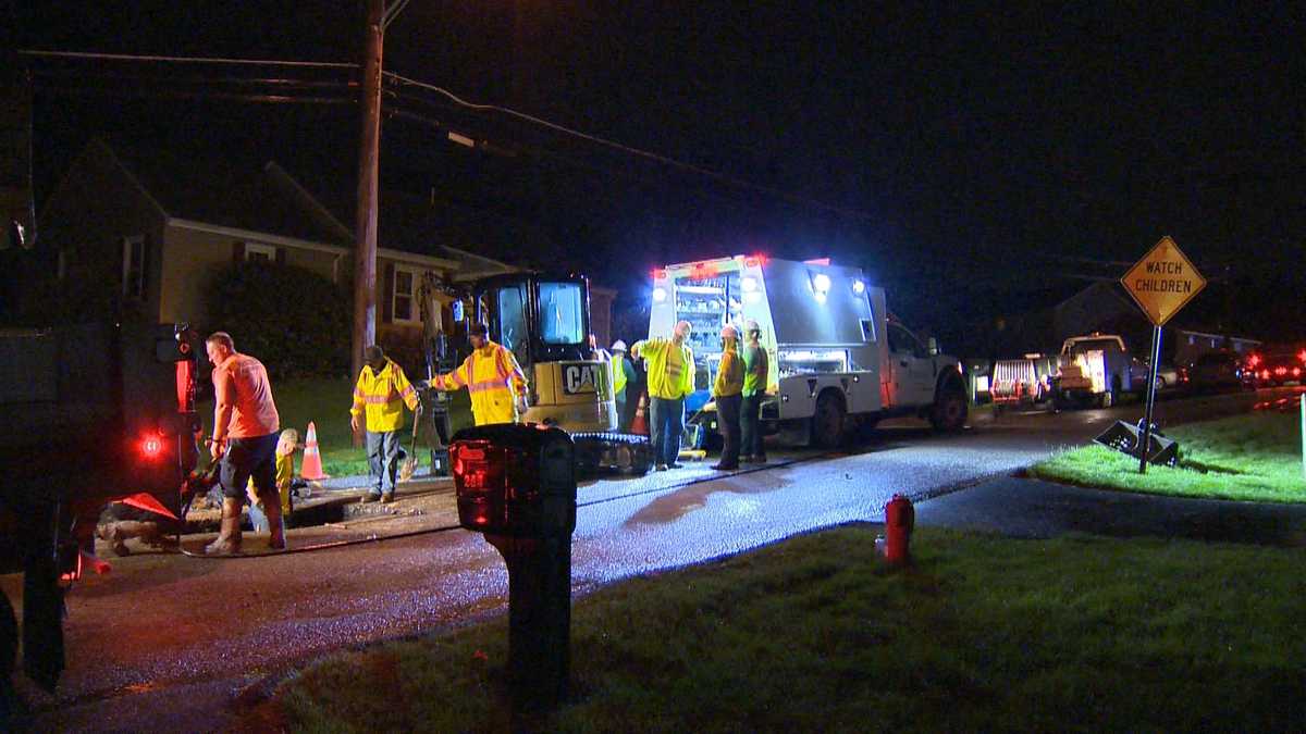 Crews strike gas line while trying to repair water main break in ...