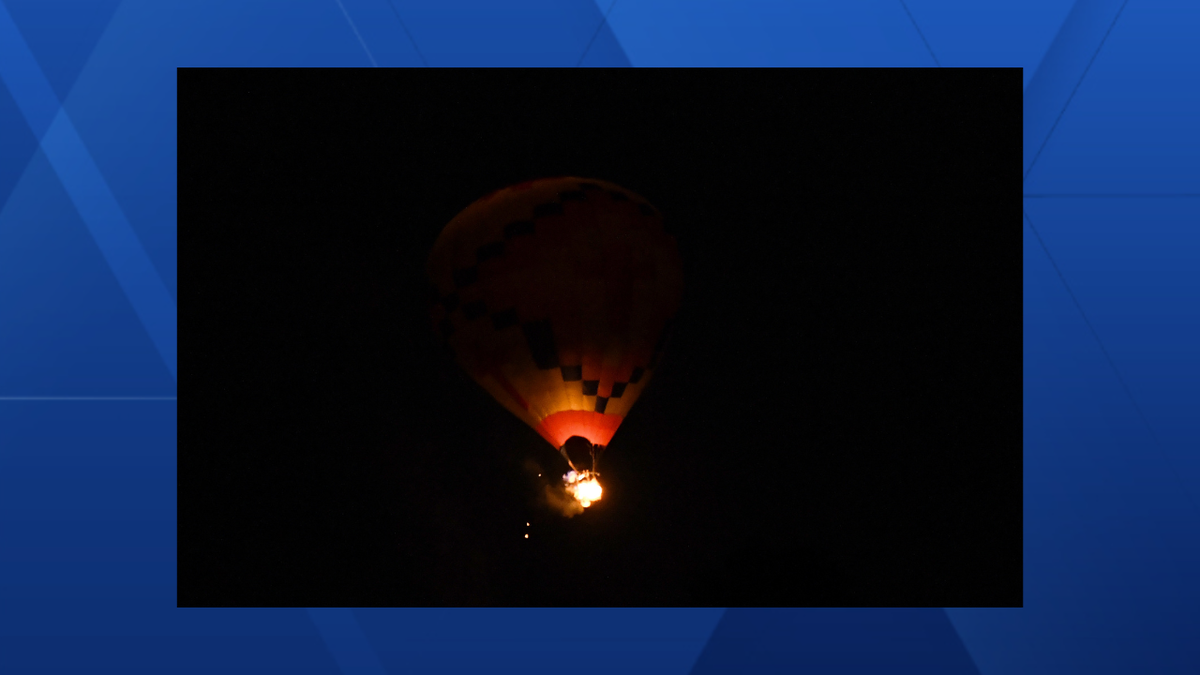 Hot air balloon hits power line during festival in Iowa
