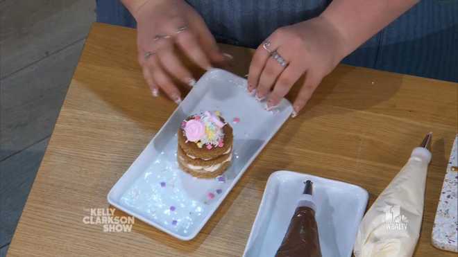 'Kelly Clarkson Show' surprises Maryland teen baker